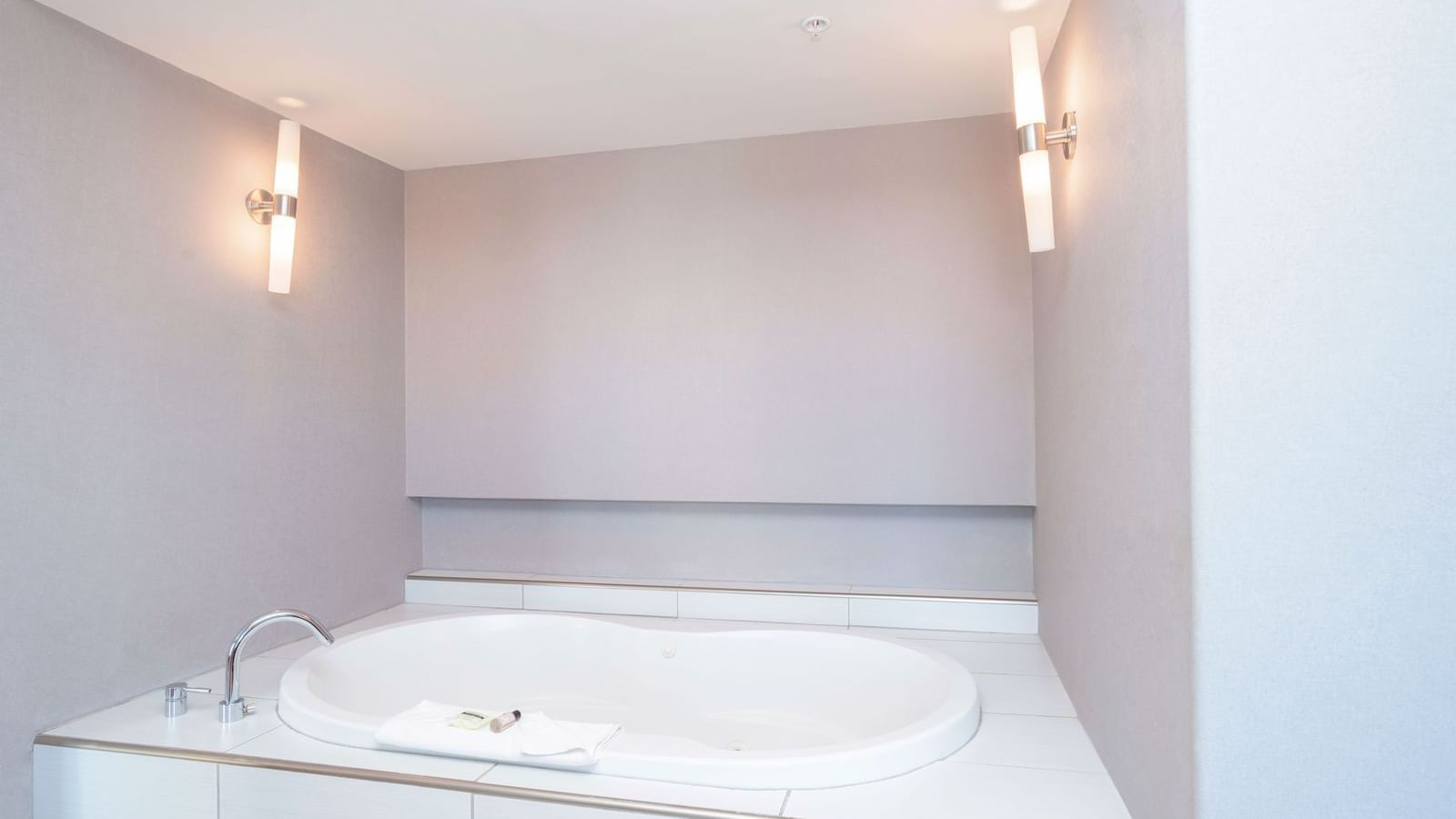 Jacuzzi Suite, 1 King Bed, Sofa Bed, Kitchenette | Sandman Hotel ...