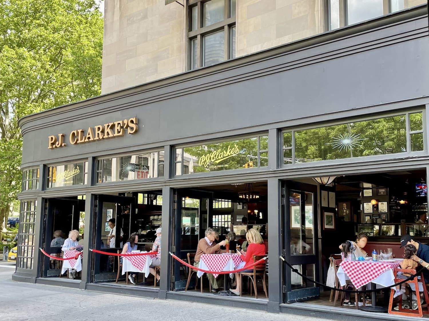 PJ Clarke’s Restaurant - New York Dining - Empire Hotel