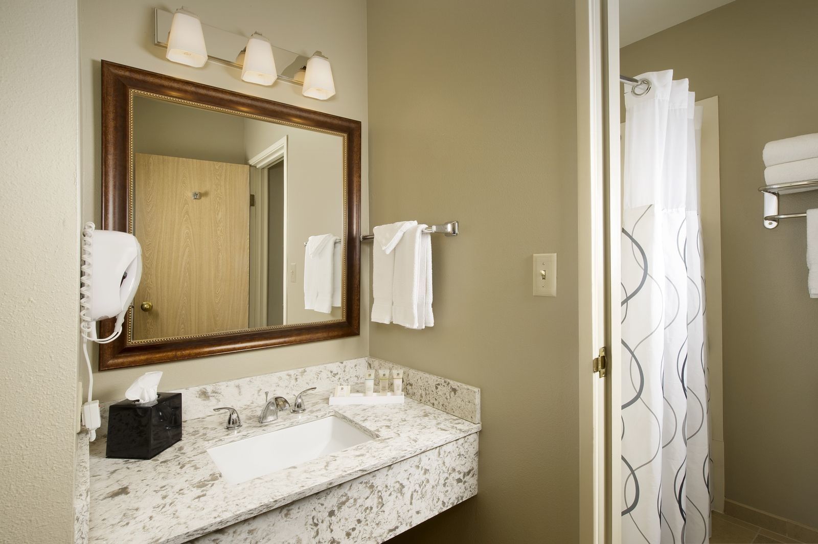 Rooms & Suites - Hotel in Redmond WA - Redmond Inn