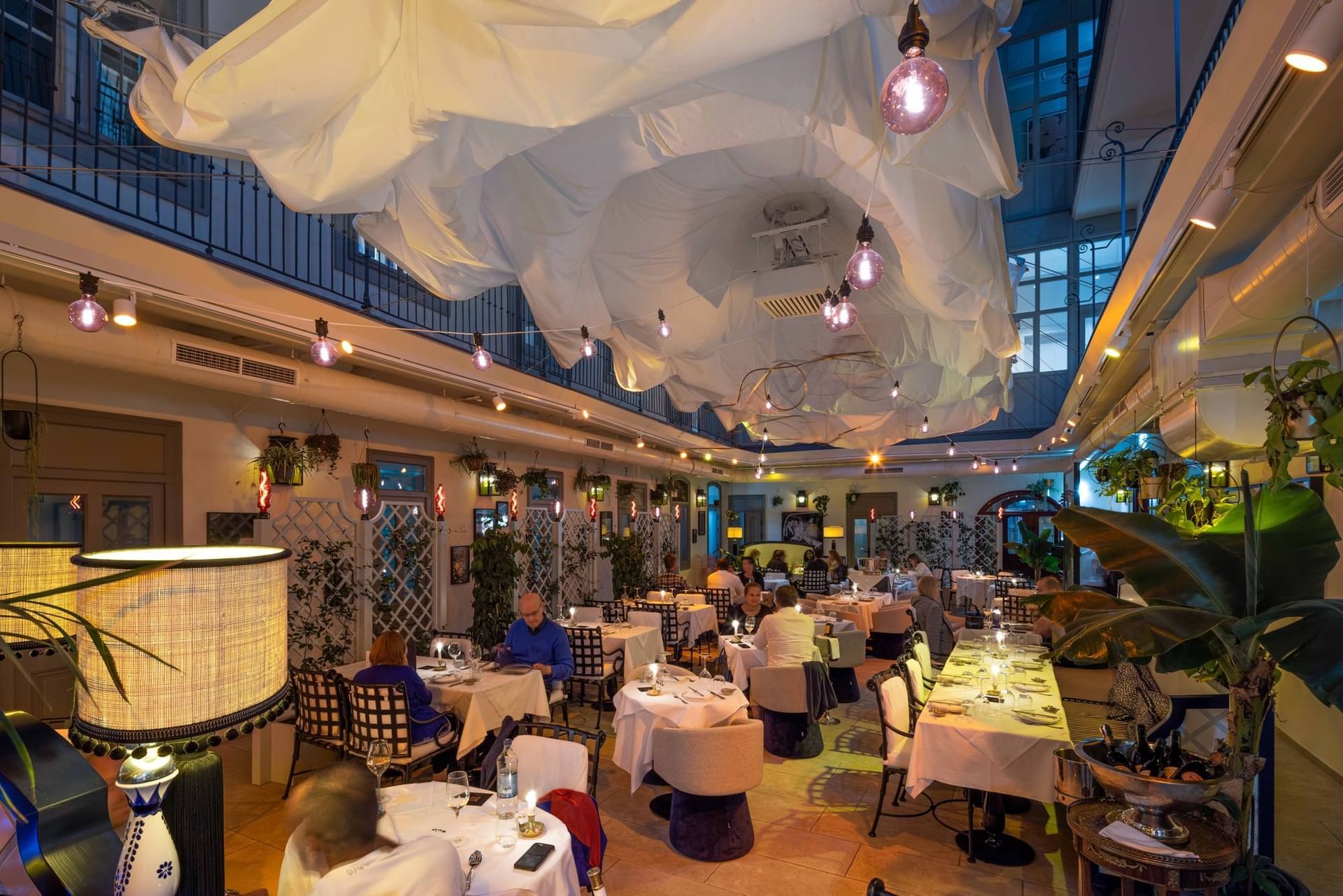 Our Restaurant & Bar in Vienna | THE LEO