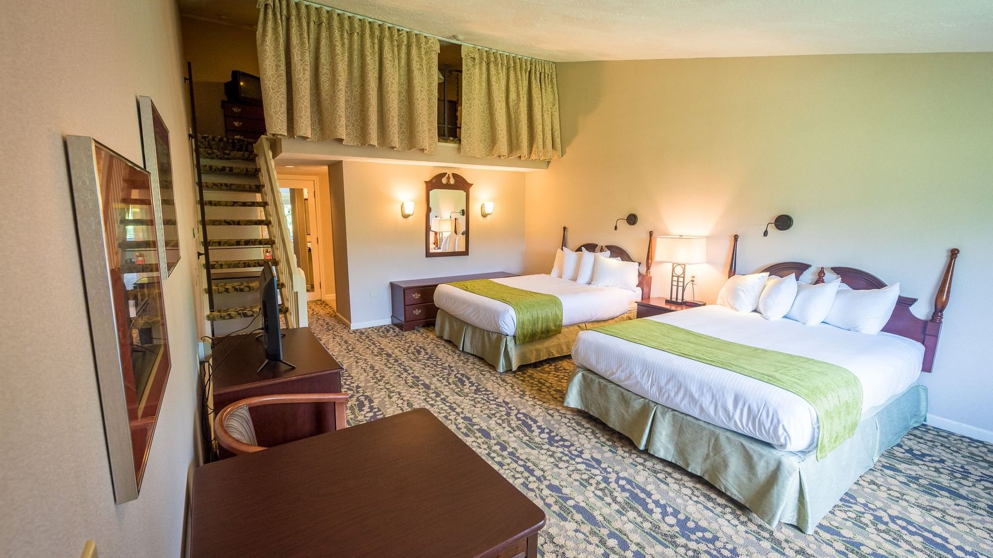 Loft Suite 2 Queen and 2 Twin Beds - Fox Ridge Resort