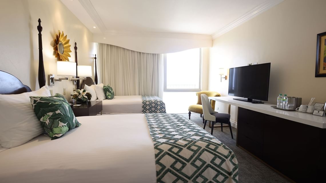Deluxe Room | The Courtleigh Hotel and Suites