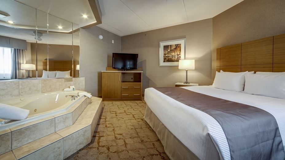Deluxe Queen Jacuzzi Suite - Living Room | Monte Carlo Inns - Vaughan ...