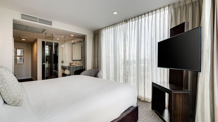 Premier Pool View King with Balcony | Berkeley Shore Hotel Accommodation