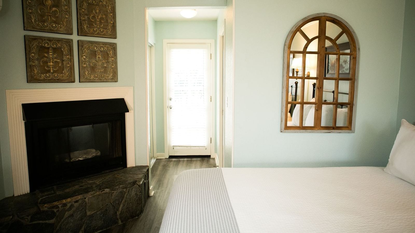 Hotel Rooms & Suites on Moonstone Beach - Sea Otter Inn