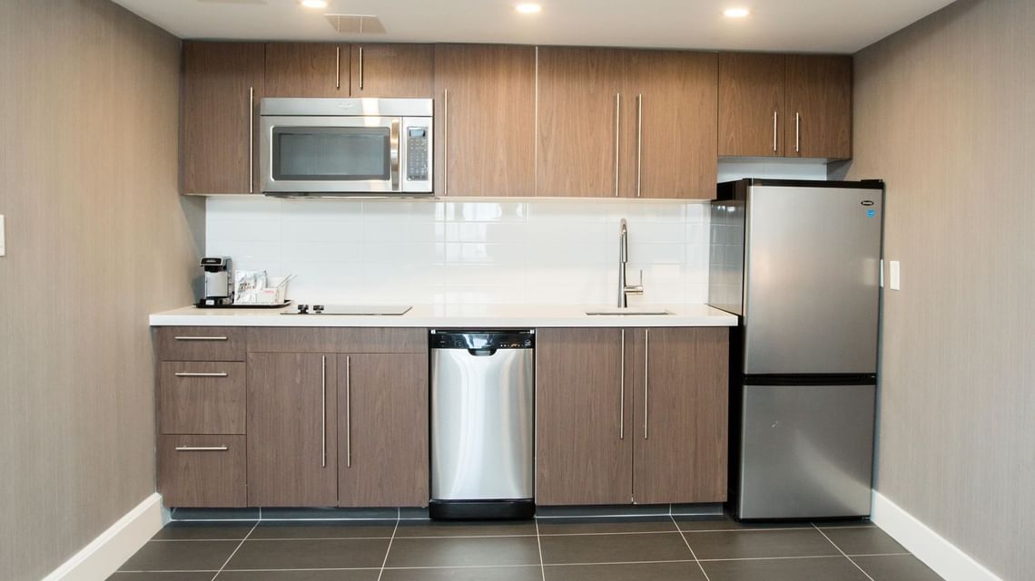 Jacuzzi Suite, 1 King Bed, Sofa Bed | Sandman Signature Lethbridge Lodge