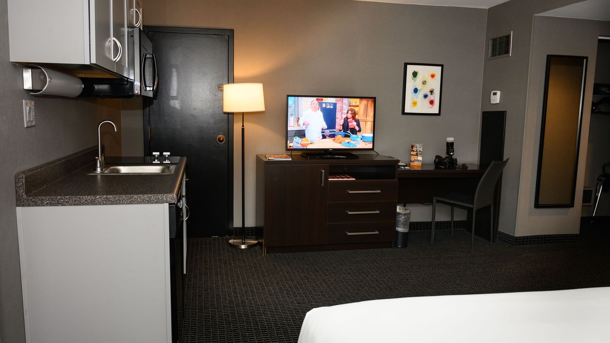 Deluxe Kitchenette Queen Room - Lord Baltimore Hotel