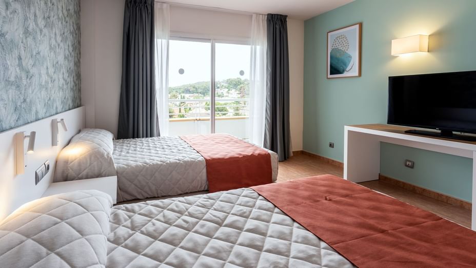 Standard Rooms with a Pool View | Ponient Pirámide Salou