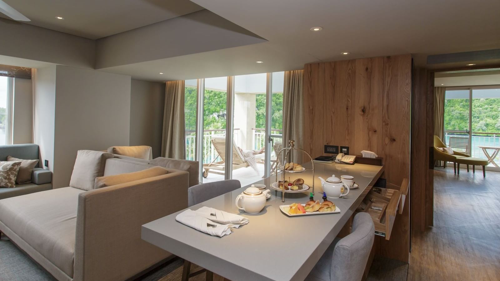 Premier Suite Room | Palau Royal Resort Accommodation