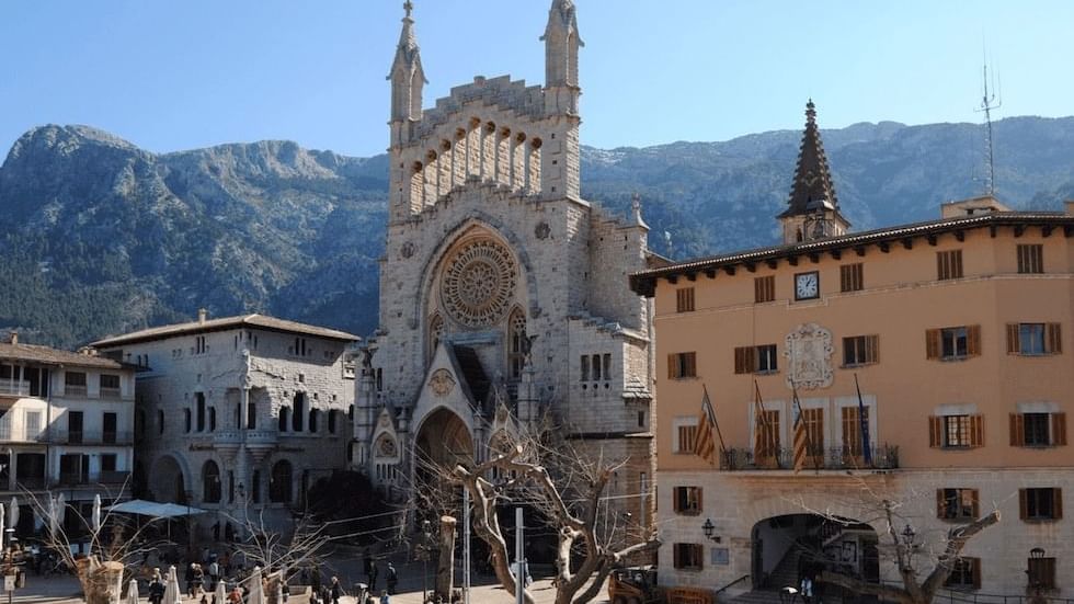 What to do in Soller, visit the town Soller, the church and the square