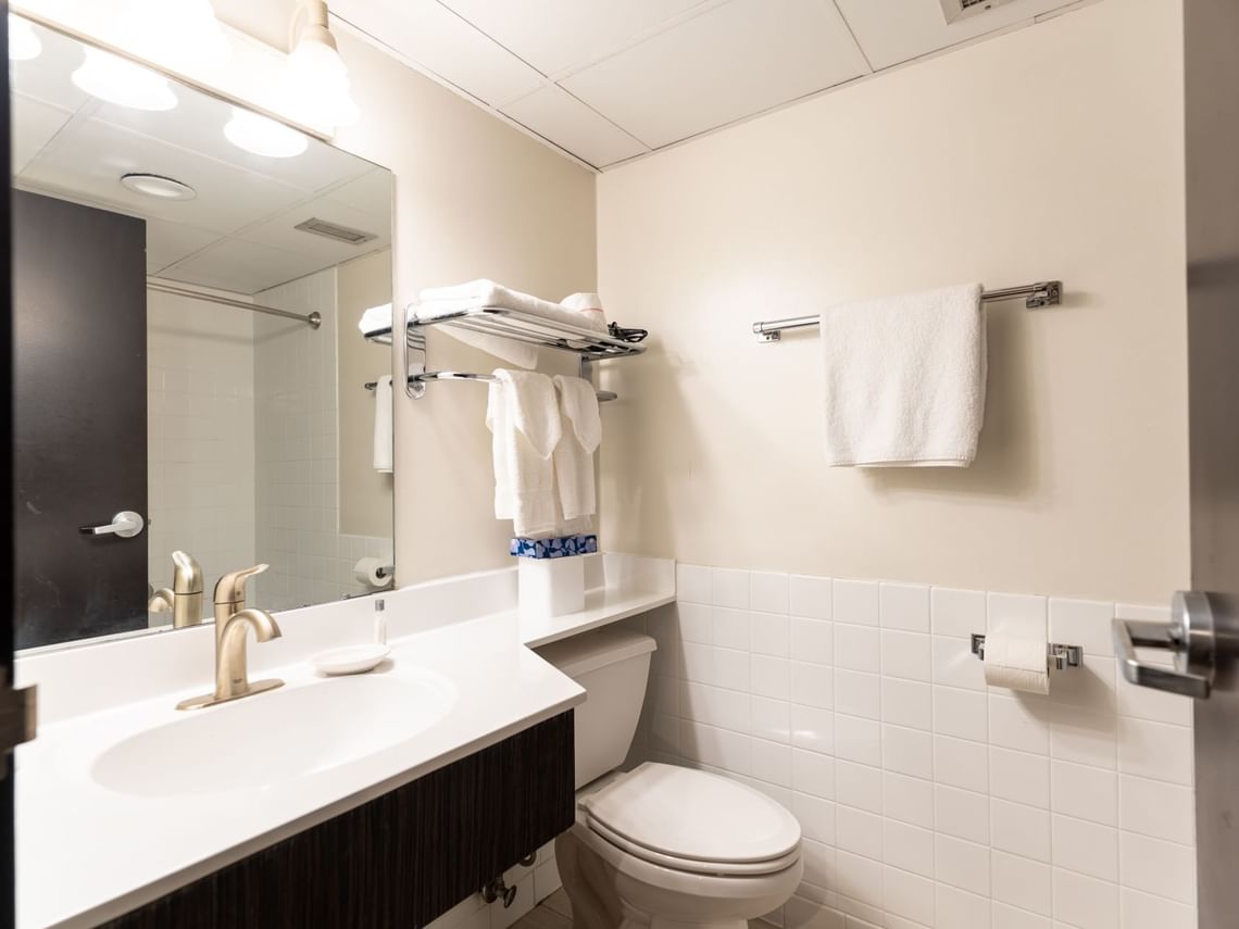 Courtyard Queen Queen Walkout | M Hotel Buffalo Accommodation