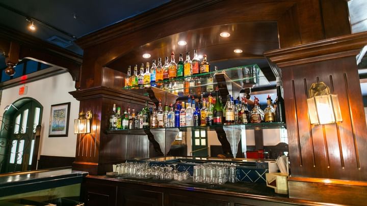 Mingles Bar & Lounge | Courtleigh Hotel & Suites