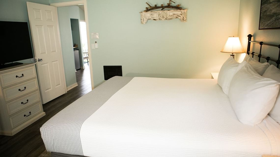 Hotel Rooms & Suites on Moonstone Beach - Sea Otter Inn