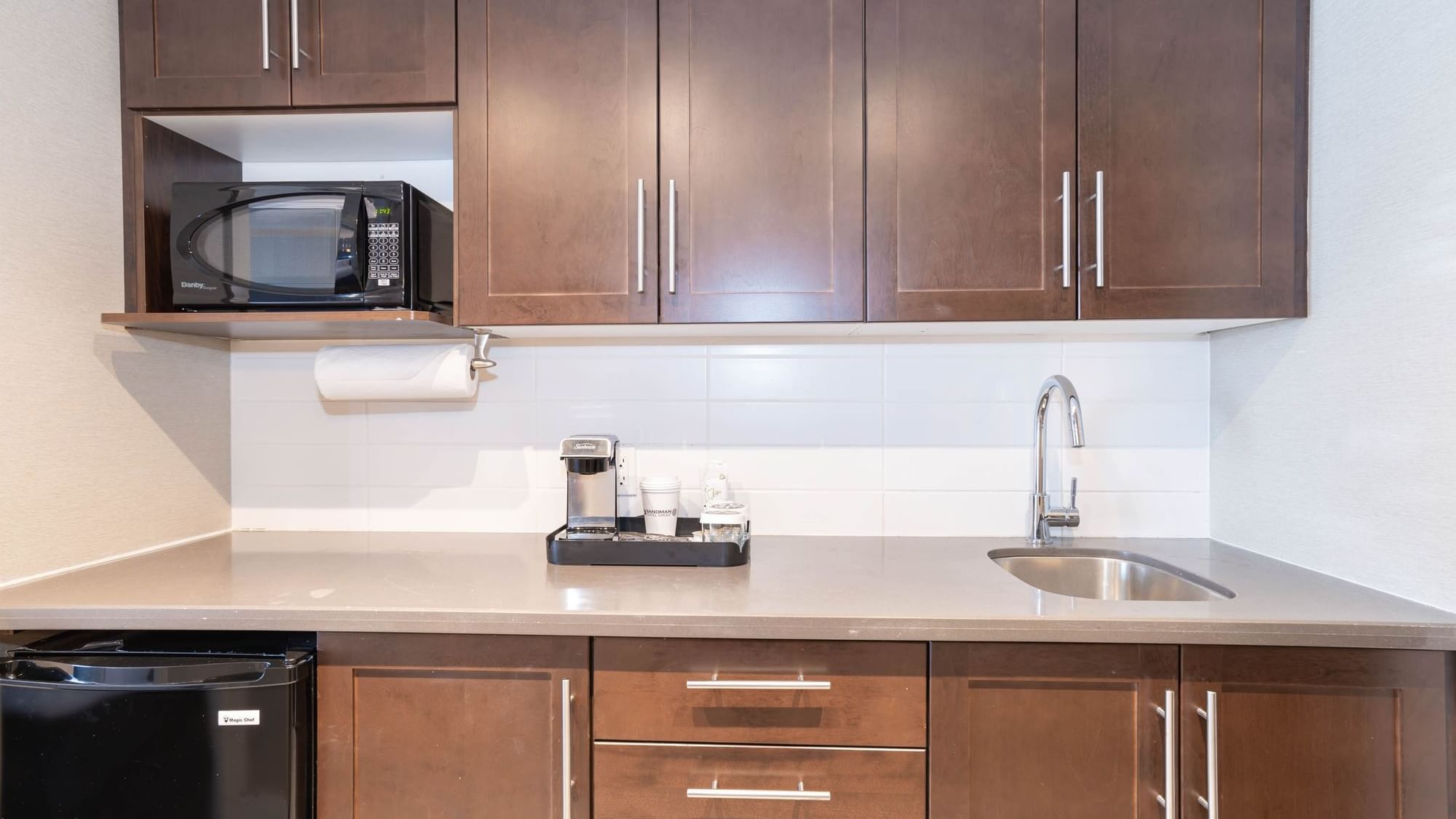 Family Suite, 1 King Bed, 2 Single Beds, Kitchenette | Sandman ...