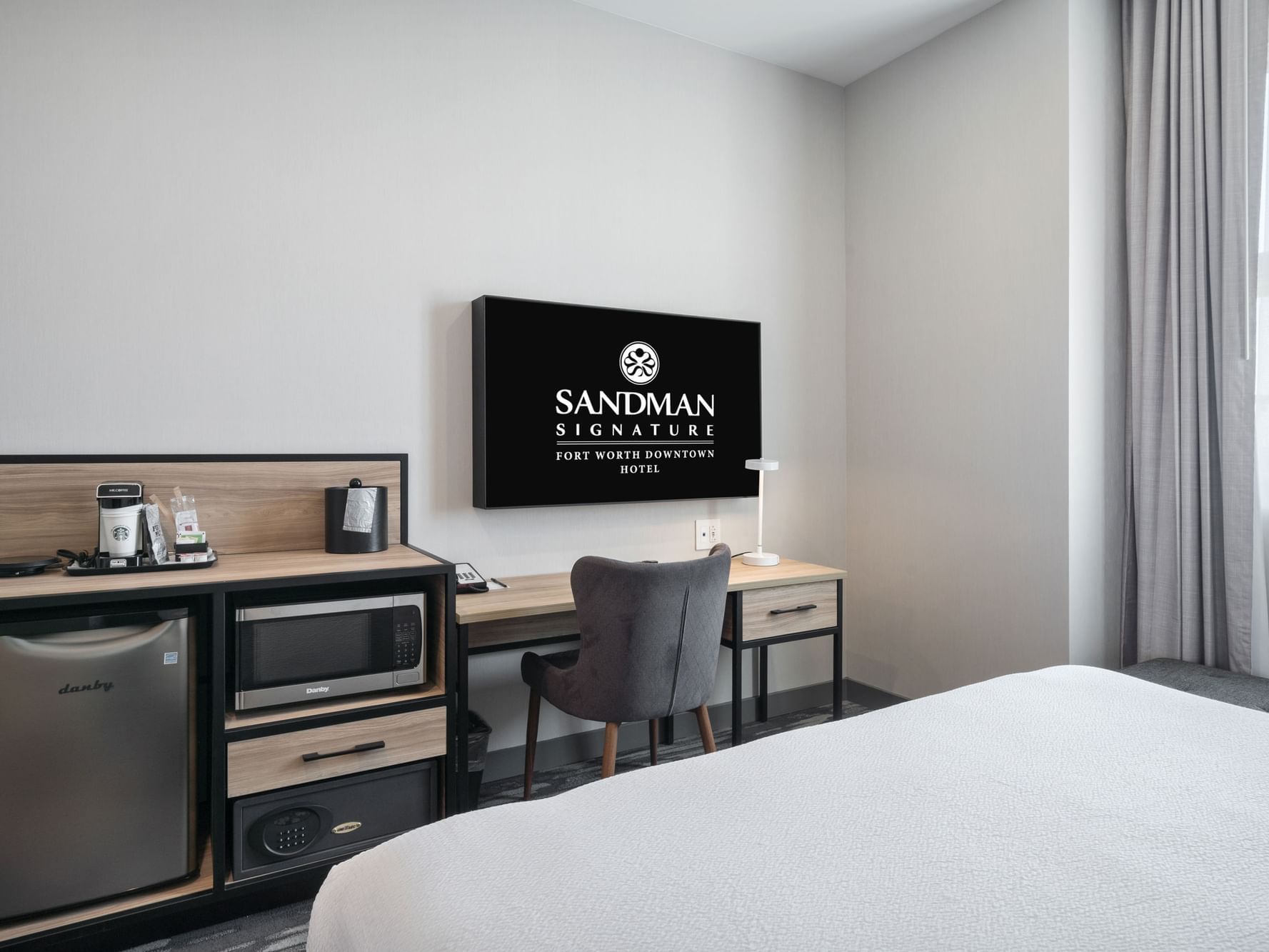 Signature King Suite + Sofa Bed | Sandman Signature Fort Worth Downtown ...