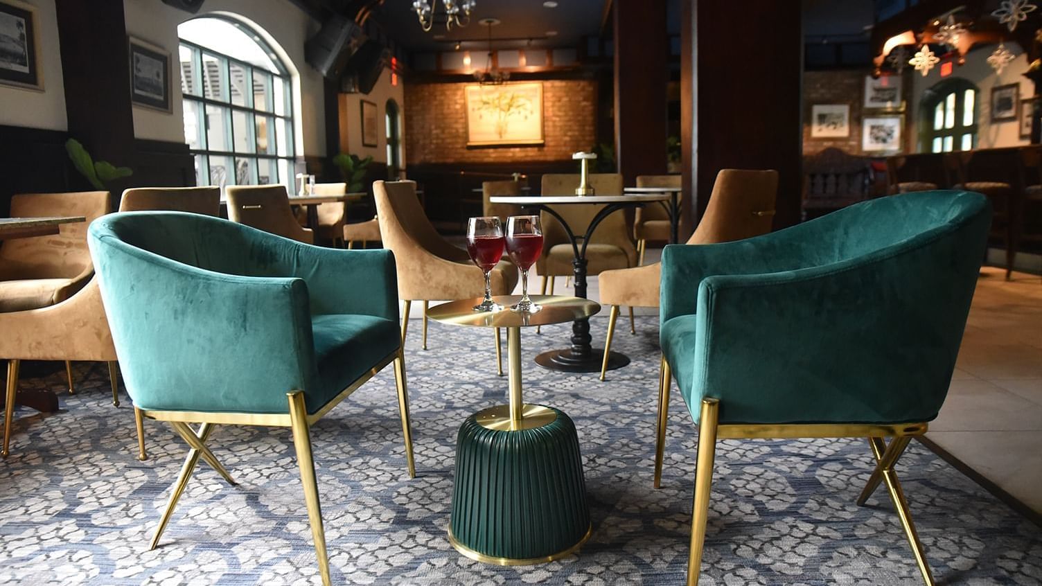 Mingles bar & lounge | Courtleigh Hotel & Suites