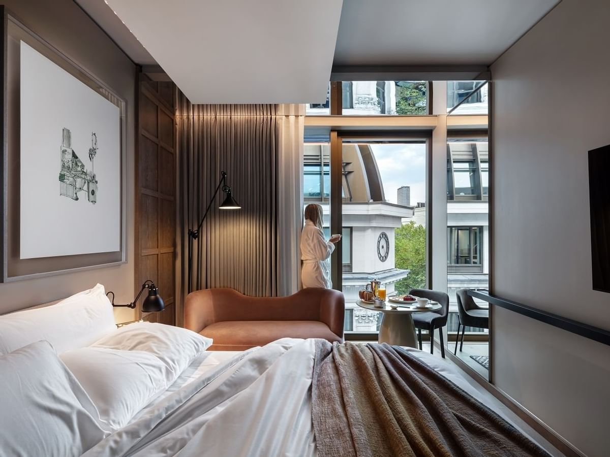 The Londoner | Rooms & Suites | Deluxe King City View Room