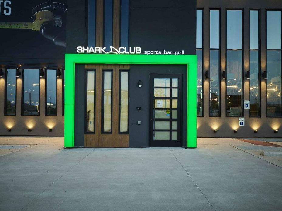 Shark Club Sports Bar & Grill | Plano Restaurants | Sandman Signature Hotel