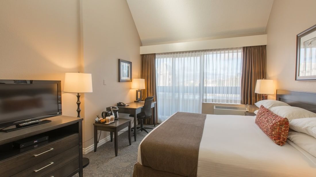 Traditional Room with 1 King Bed | Embassy Inn Victoria