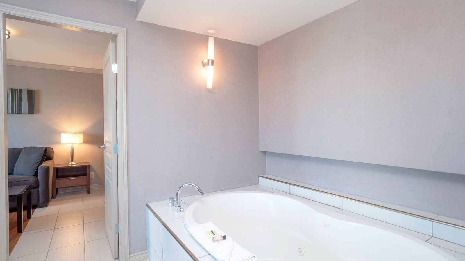 Jacuzzi Suite, 1 King Bed, Sofa Bed, Kitchenette | Sandman Hotel ...