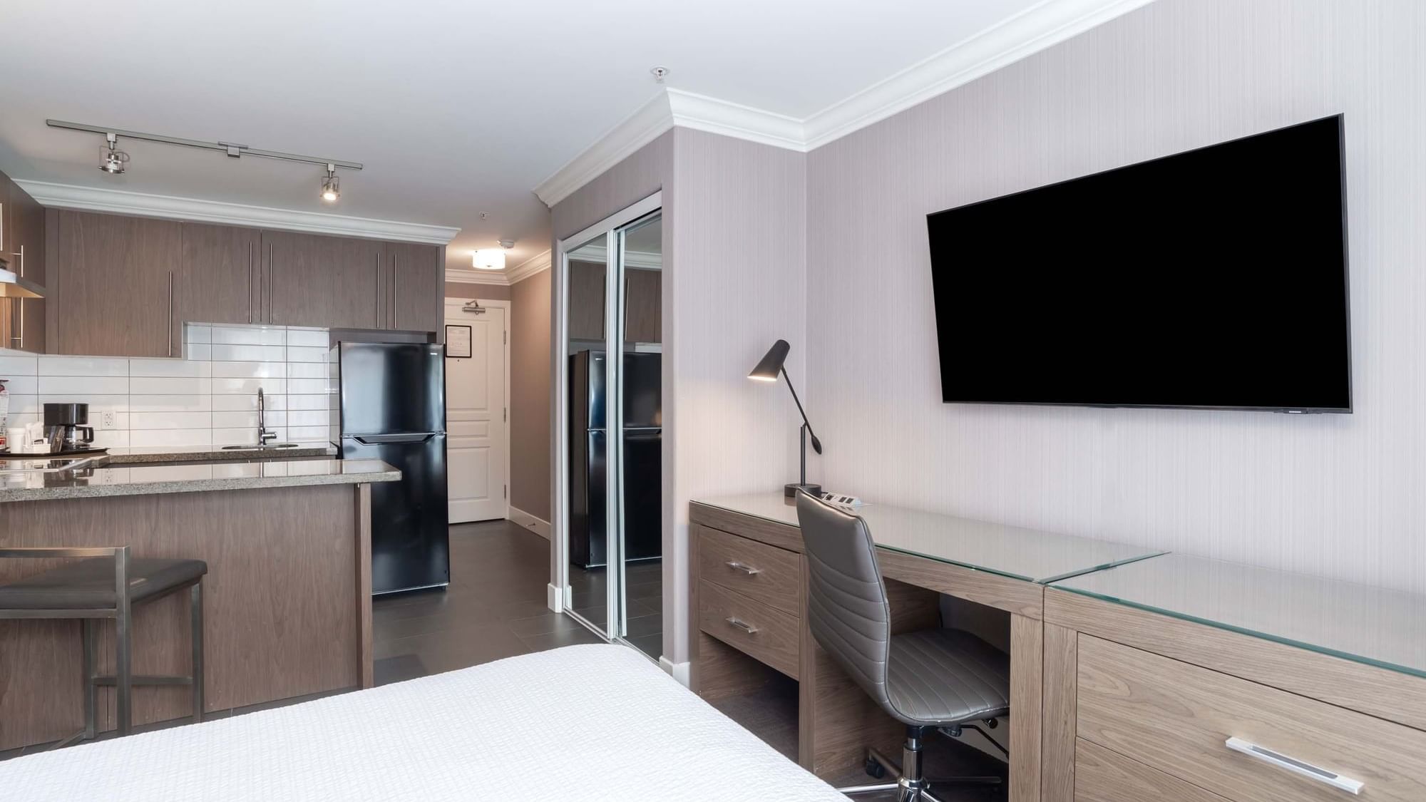 Studio Suite, 1 Queen Bed, Kitchen | Sandman Langley Hotel Rooms