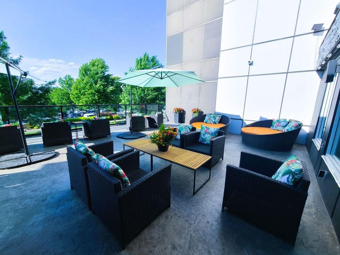 Outdoor Patio | Sandman Signature Kamloops Hotel