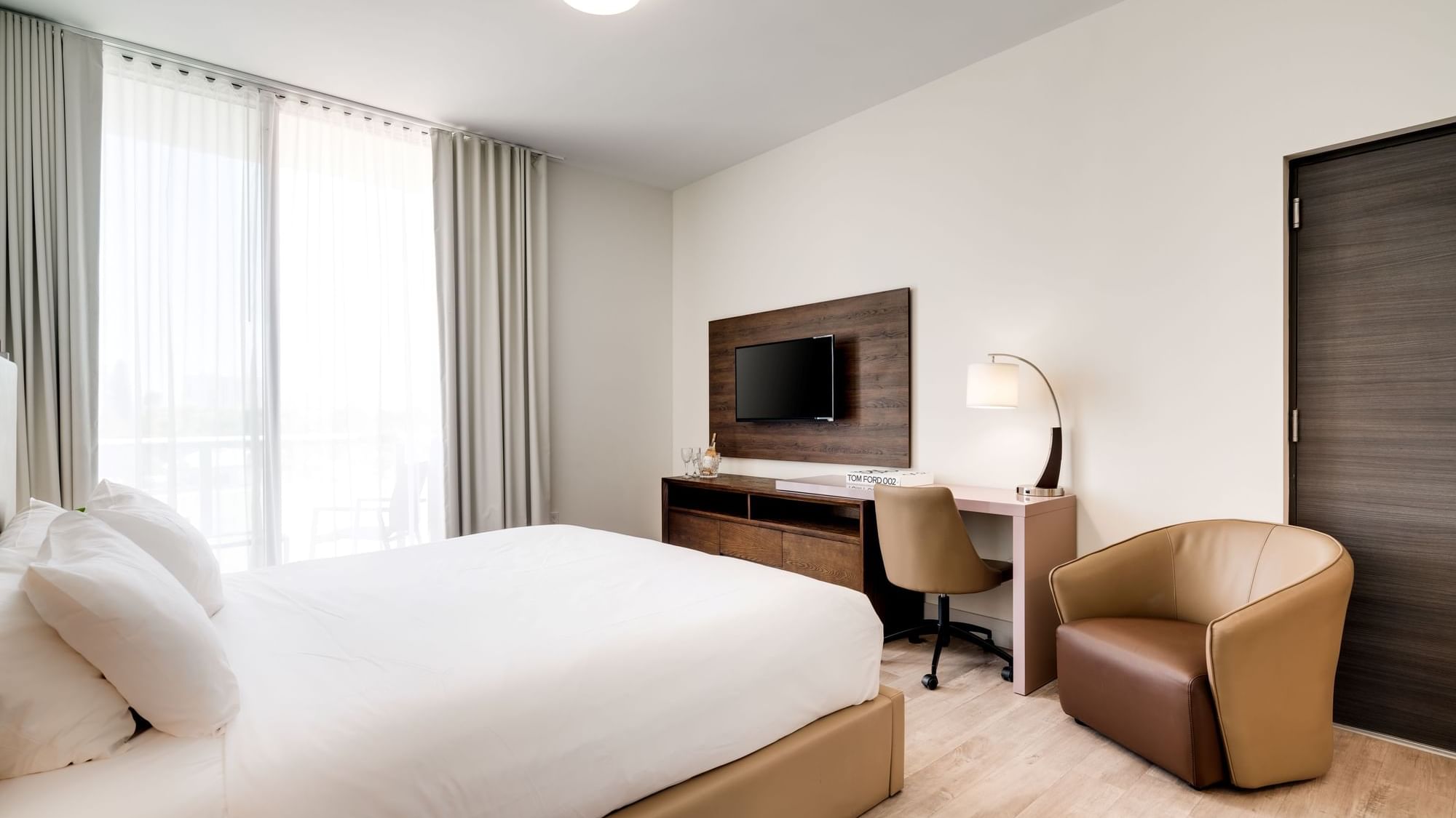 Deluxe Studio Suite King with Balcony | Costa Hollywood Beach Resort