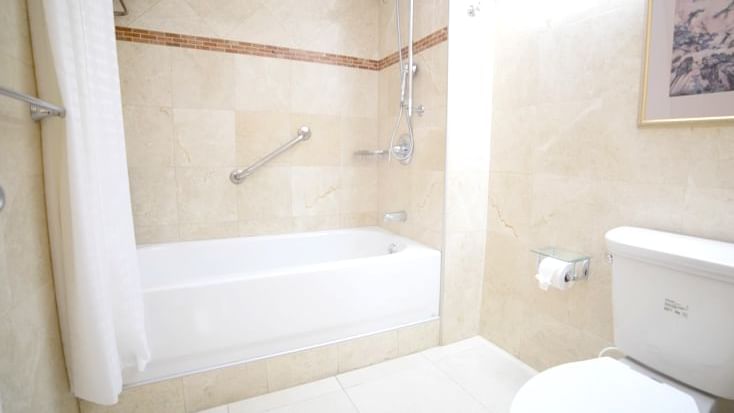 Deluxe Room | The Courtleigh Hotel and Suites