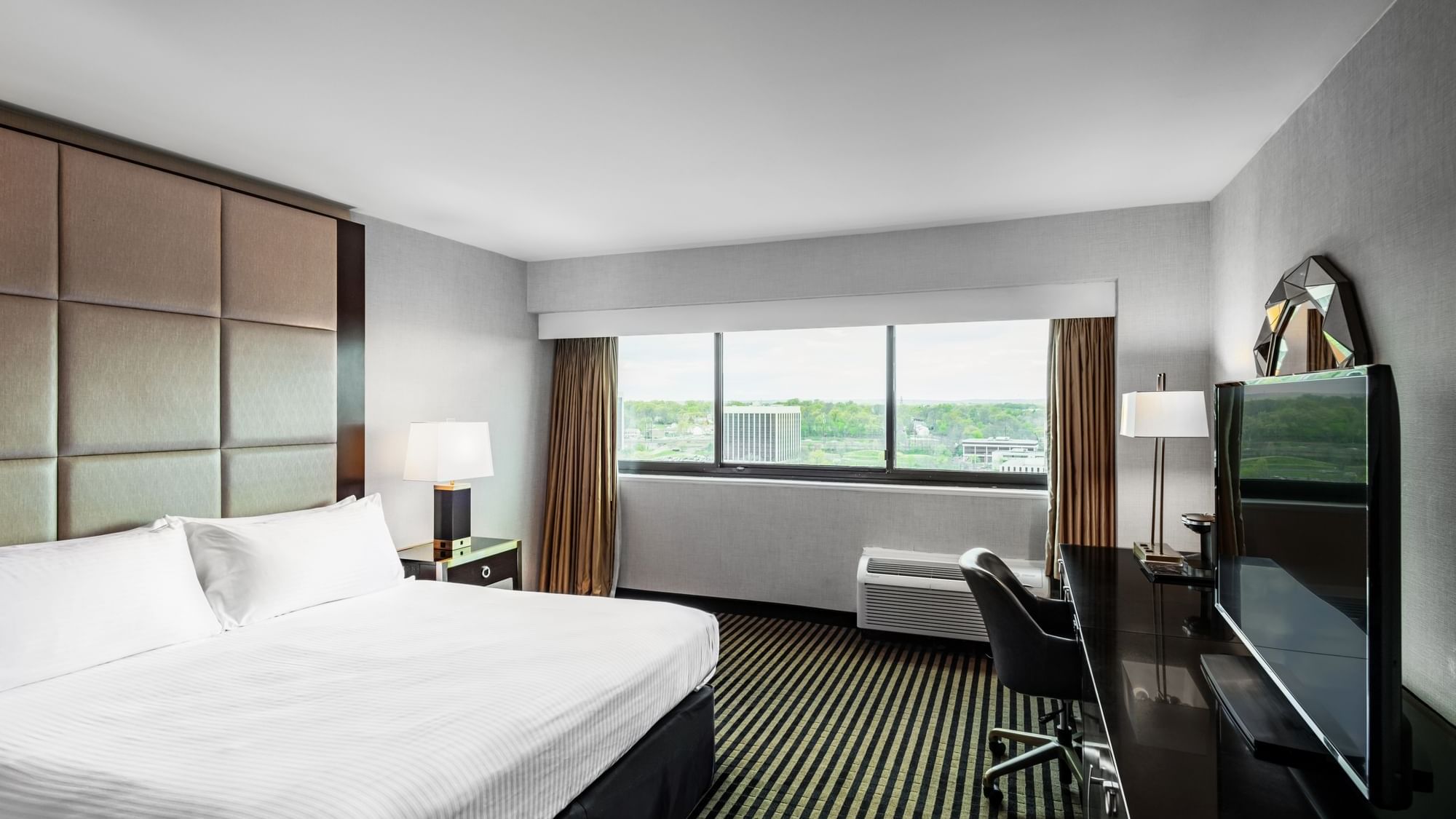One King Bed Accessible Room with Bathtub | APA Hotel Woodbridge