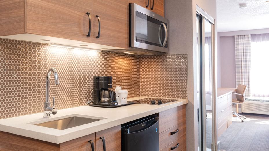 Standard Suite, 1 Queen Bed, Sofa Bed, Kitchenette | Sandman Victoria ...