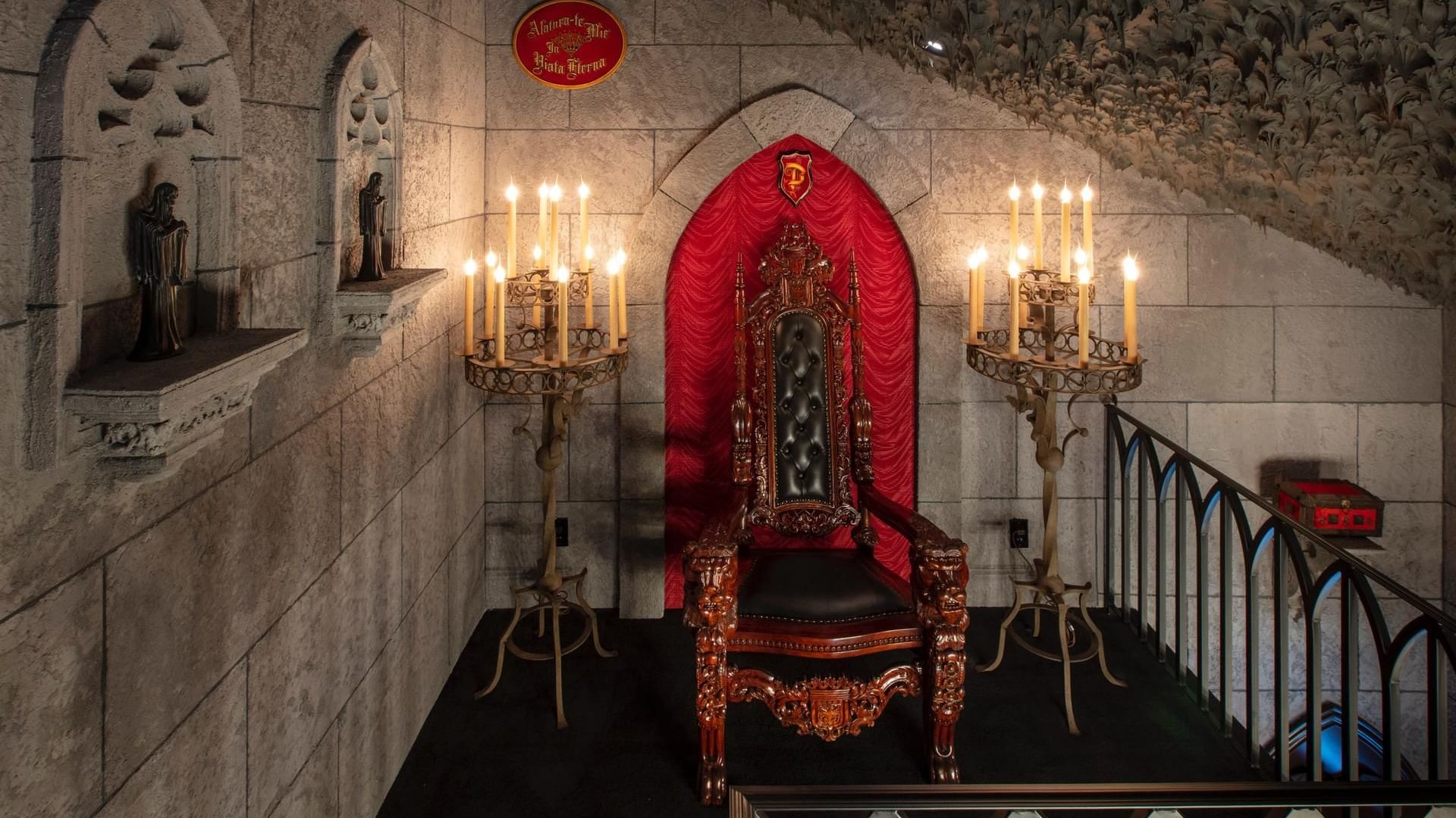 Dracula's Fangs | Themed Room | The Roxbury