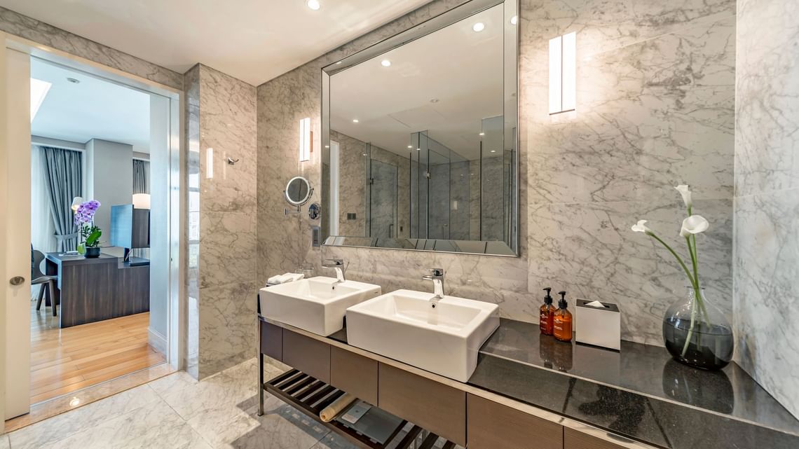 DELUXE SUITE | Accommodations at Sherwood Suites Saigon