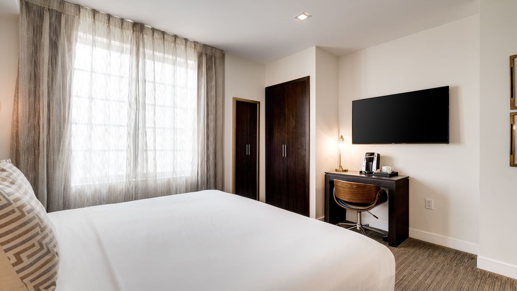 Standard King | Berkeley Shore Hotel Accommodation