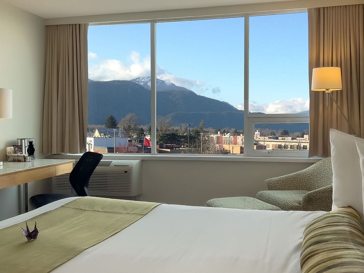 Coast King with Pond View | Coast Chilliwack Hotel by APA