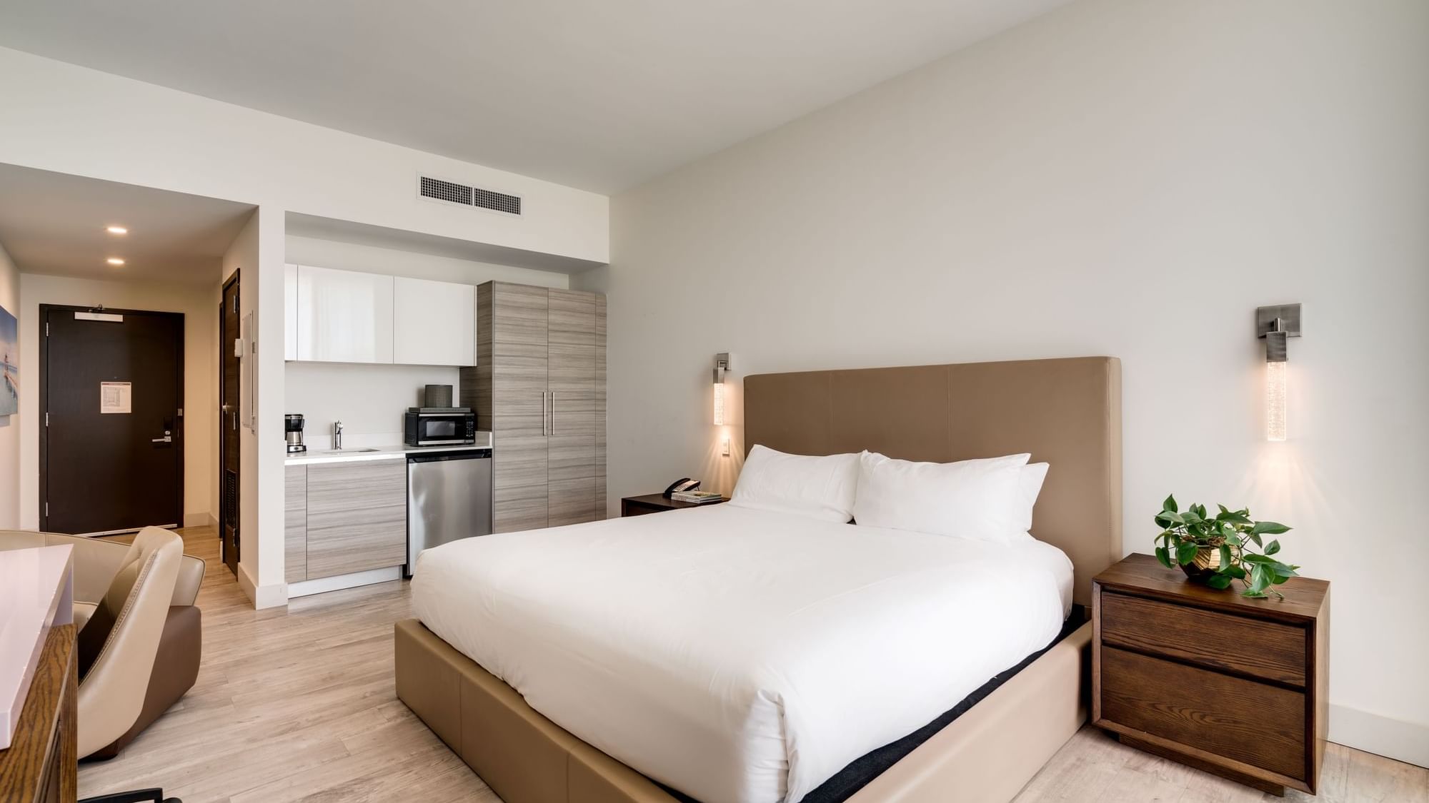 Deluxe Studio Suite King with Balcony | Costa Hollywood Beach Resort