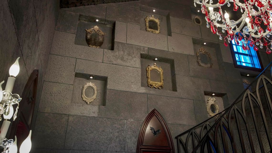 Dracula's Fangs | Themed Room | The Roxbury