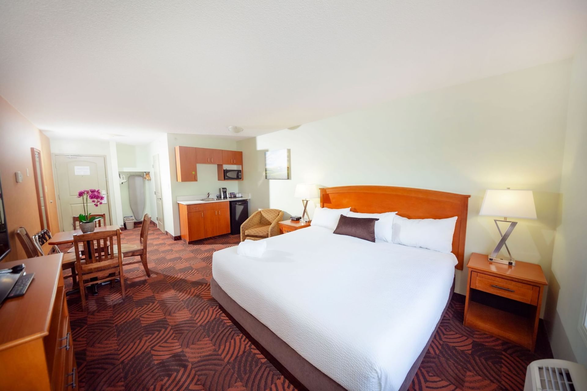 Rooms - Service Plus Inns & Suites Calgary