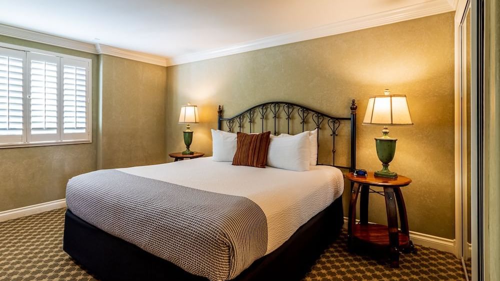 King Junior Suite - Cambria Pines Lodge