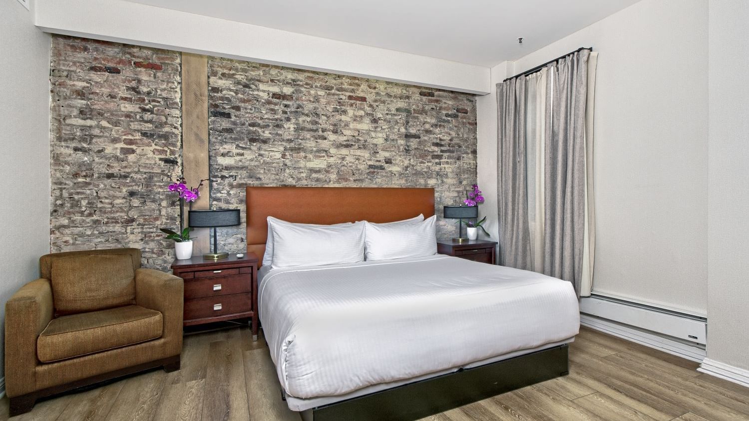 Standard Accessible King | Hotel Griffon Accommodation