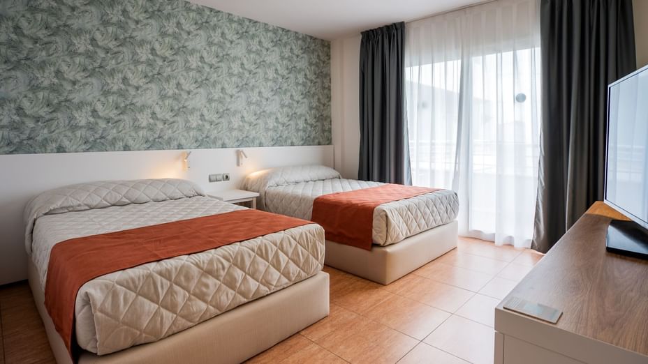 Standard Rooms with a Pool View | Ponient Pirámide Salou
