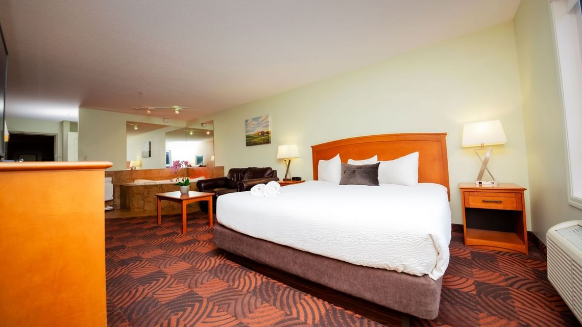 King Jacuzzi Suite | Service Plus Inns & Suites Calgary Accommodation
