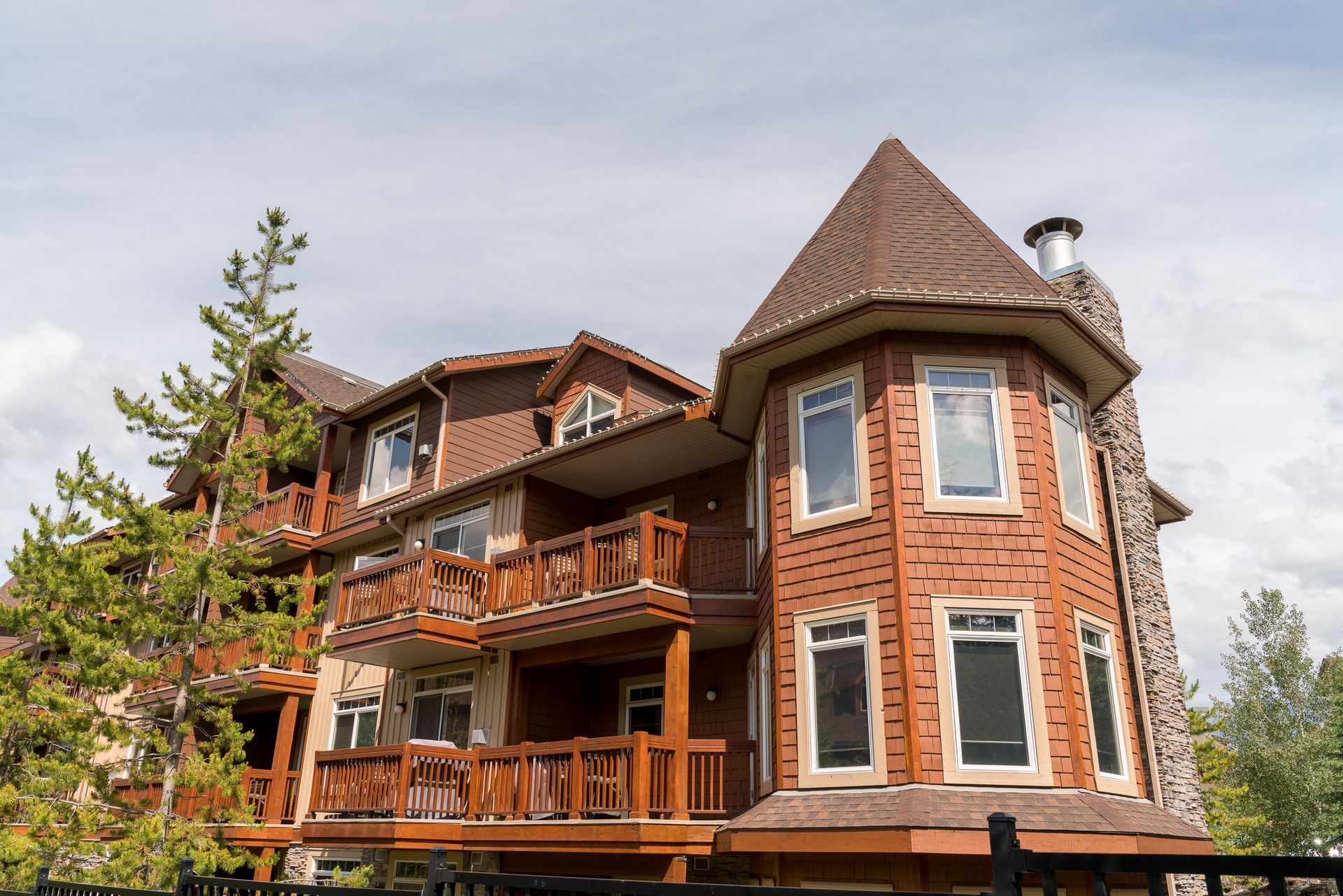 Canmore Accommodations with Kitchens - Falcon Crest Lodge