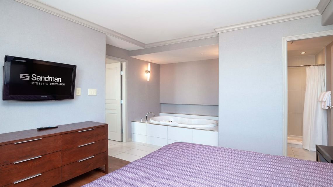 Jacuzzi Suite, 1 King Bed, Sofa Bed, Kitchenette | Sandman Hotel ...