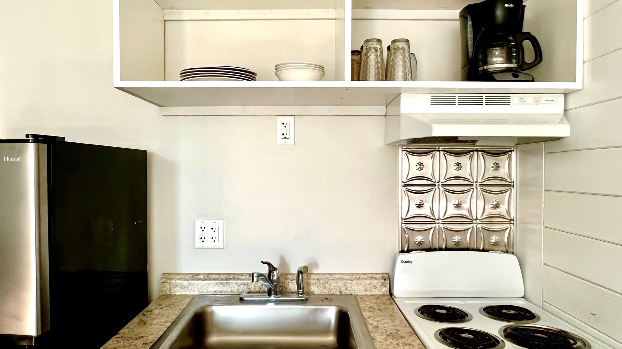 Atlantic Oceanside King Studio, Kitchenette, Pool View | Accommodation