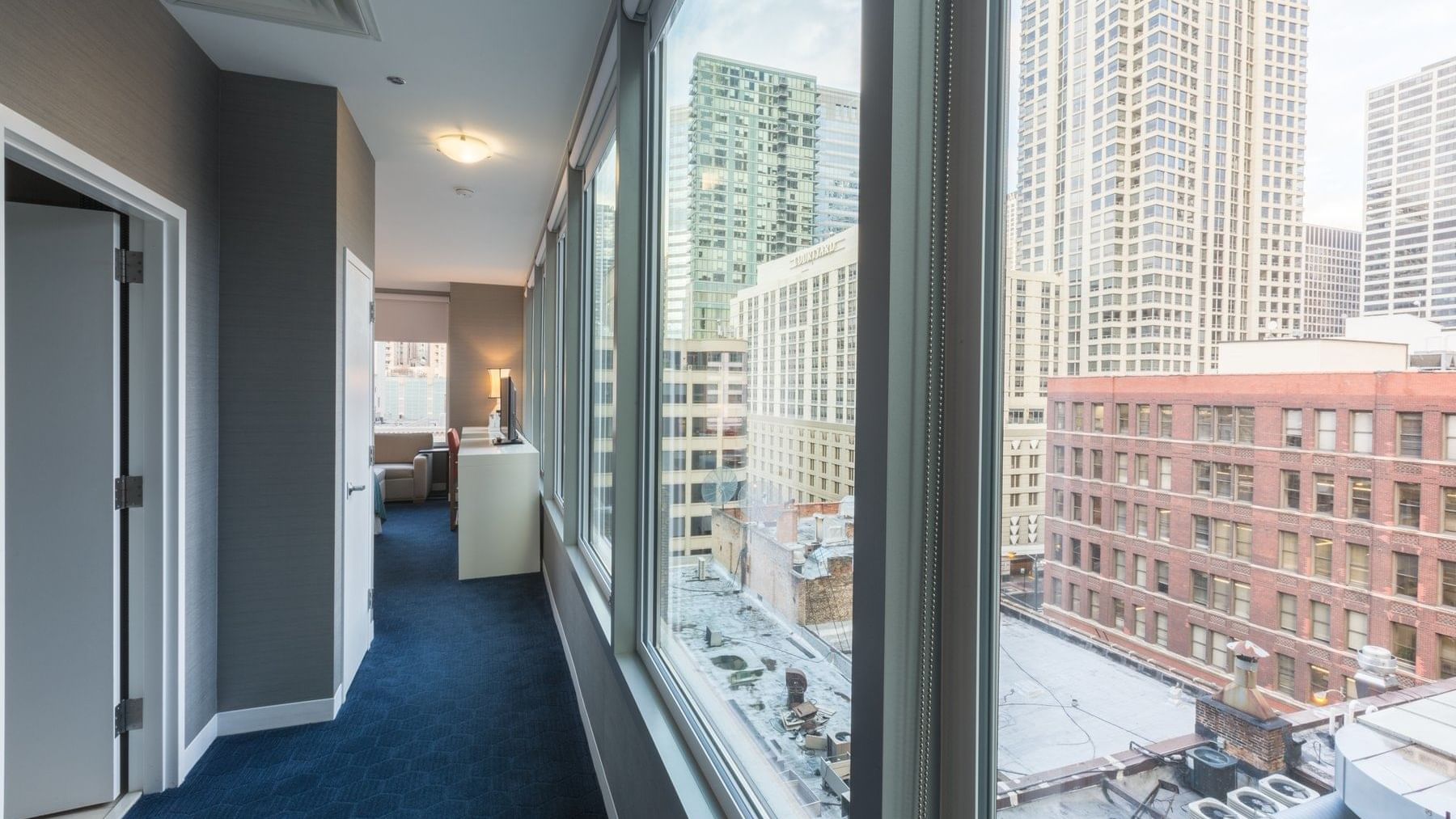 Deluxe King Corner Room - Kinzie Hotel