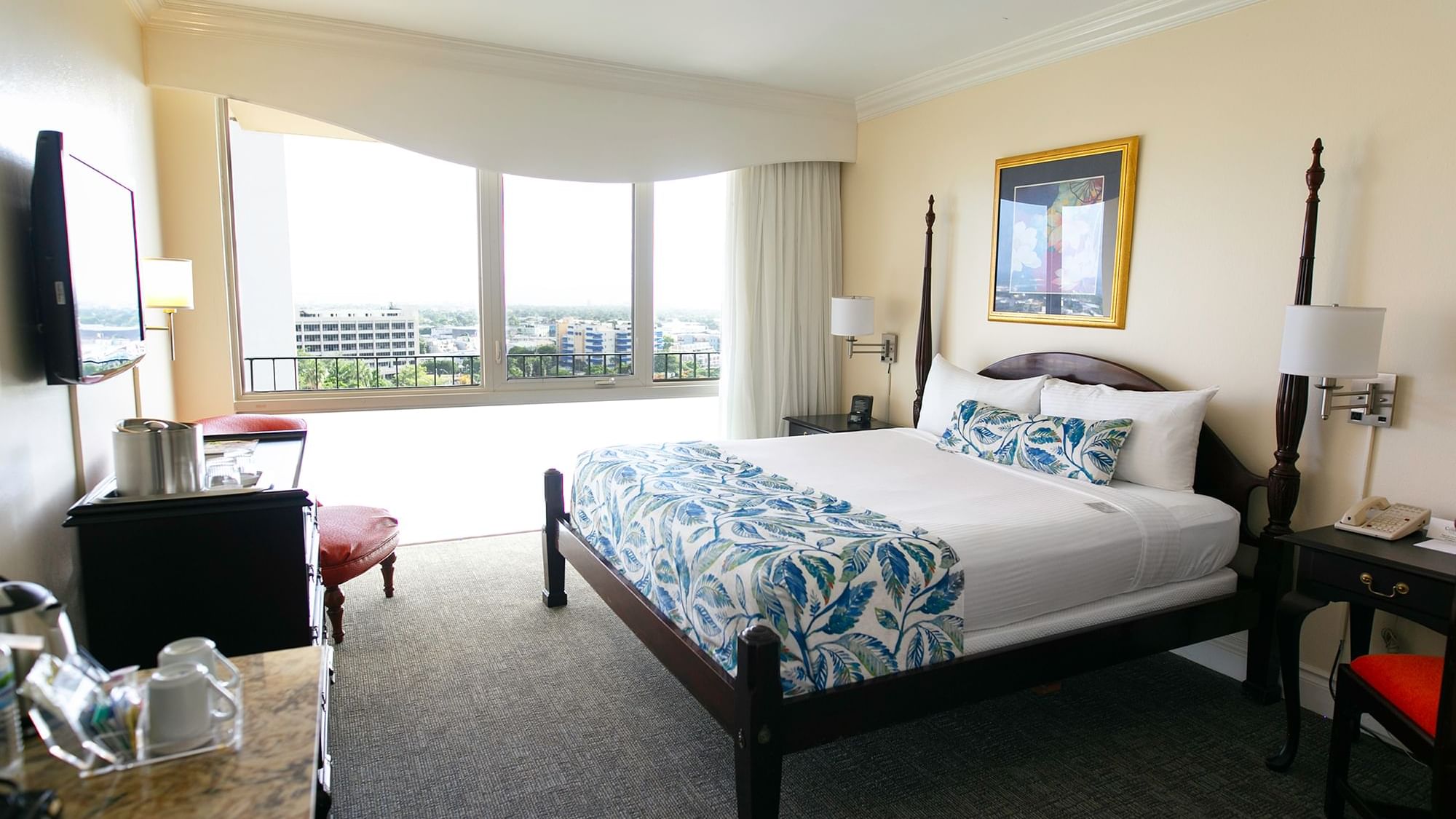 Deluxe Room | The Courtleigh Hotel and Suites