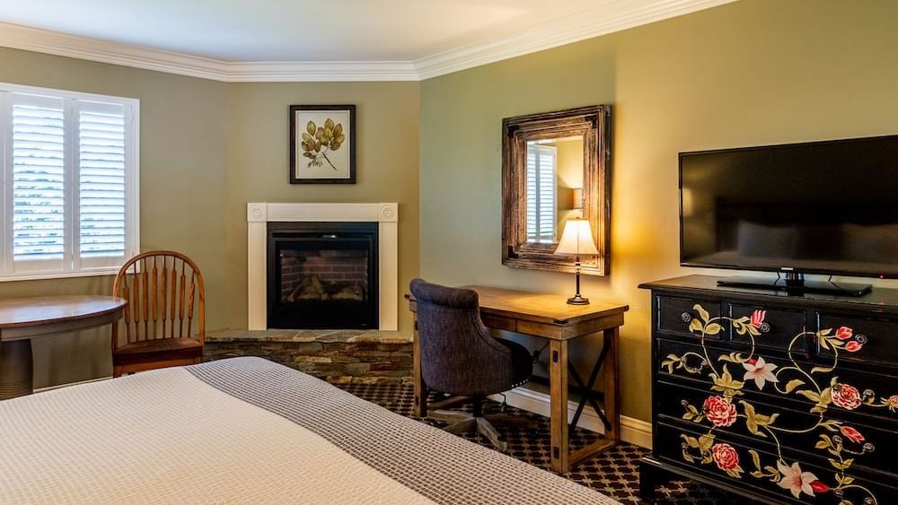 King Fireplace Room with Forest View - Cambria Pines Lodge