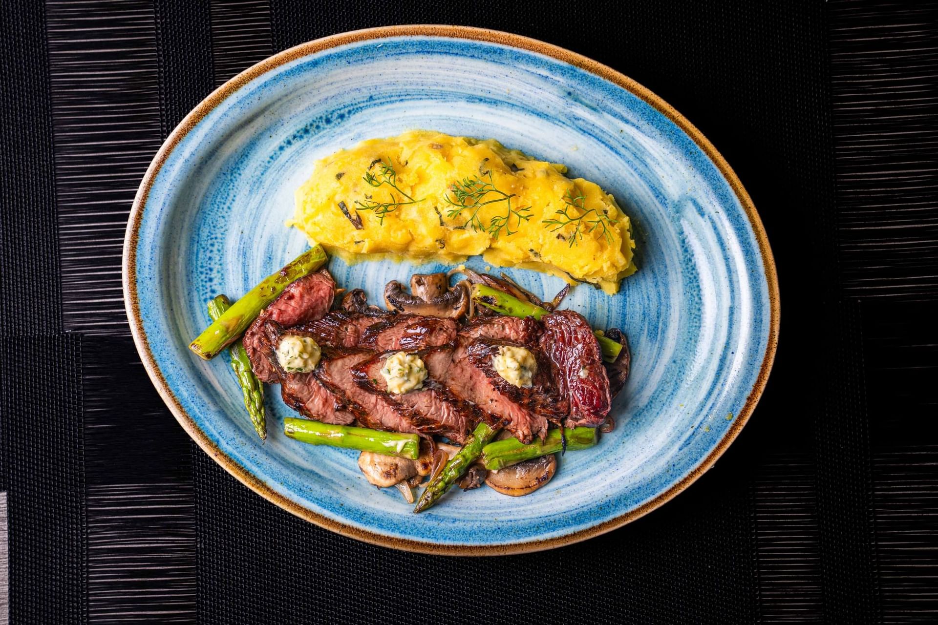 Cornelia - Restaurants World Trade Center Bogota - 100 Luxury Suites