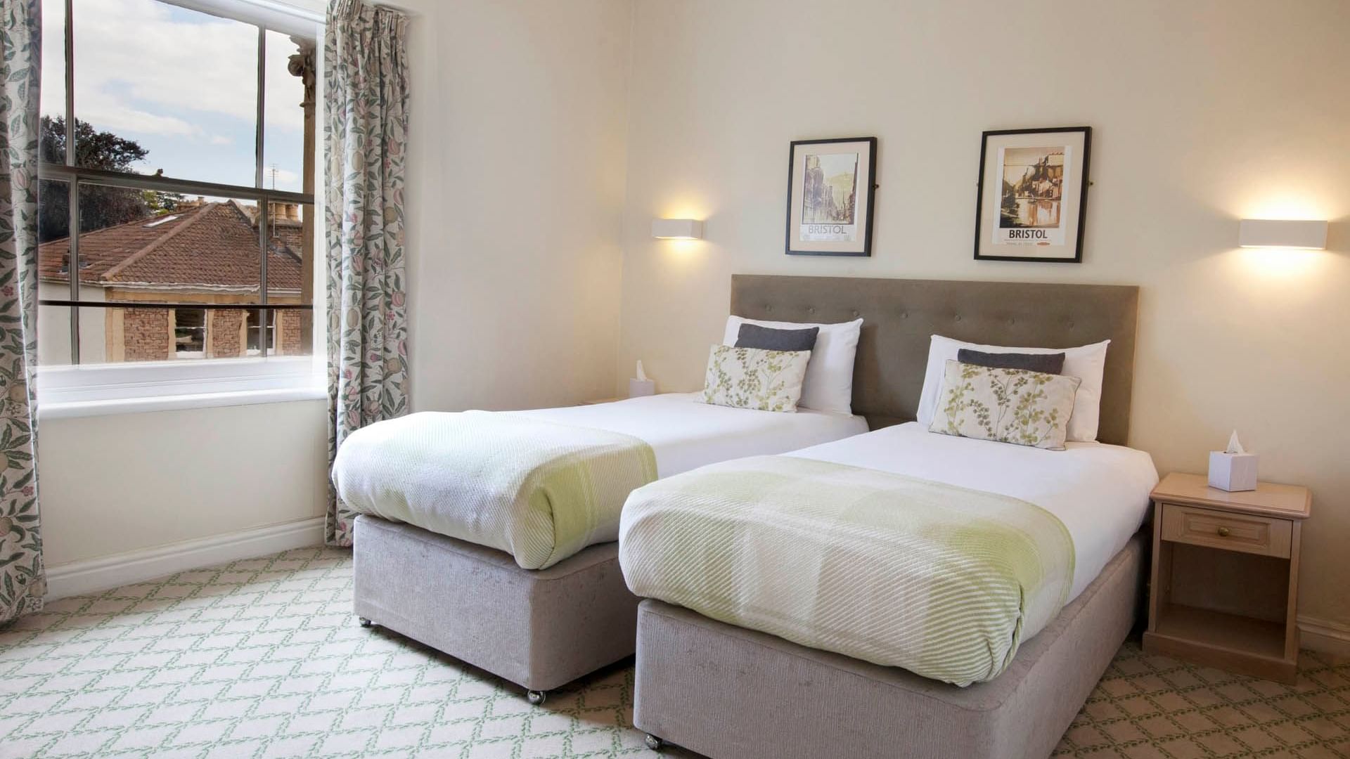 Large Double and Twin Rooms | Victoria Square Hotel