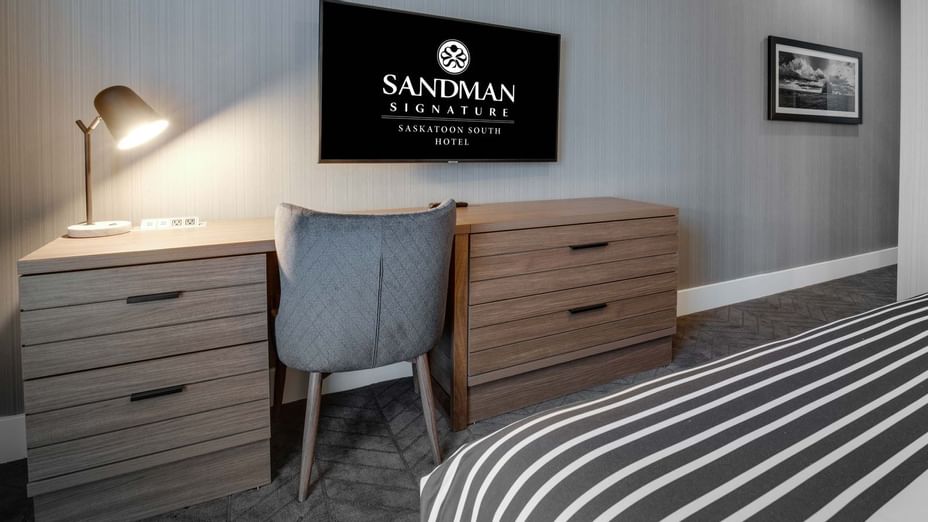 Studio Suite, 1 King Bed, Kitchenette | Sandman Signature Saskatoon ...
